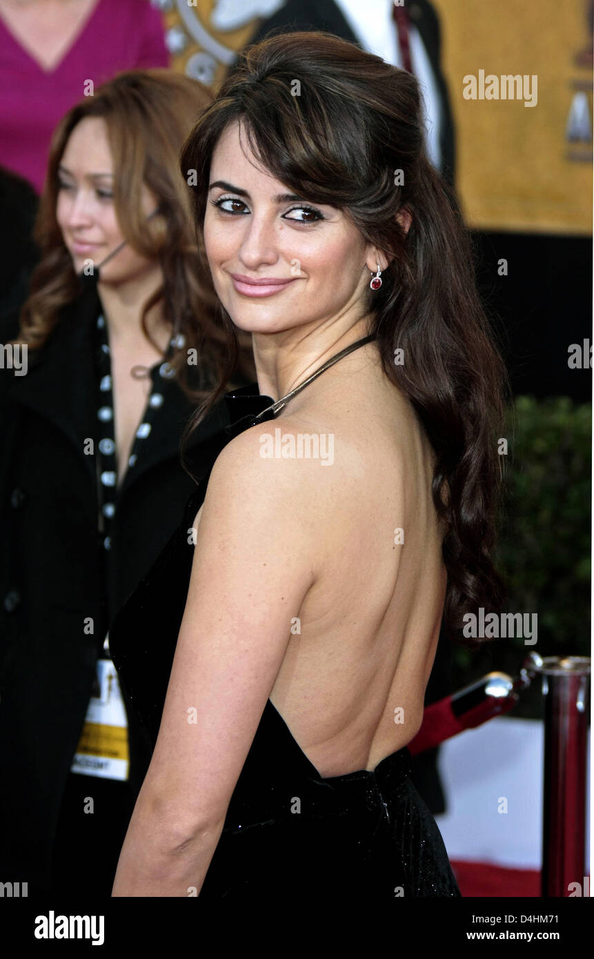 Actress Penelope Cruz arrives at the 15th Annual Screen Actor's Guild ...