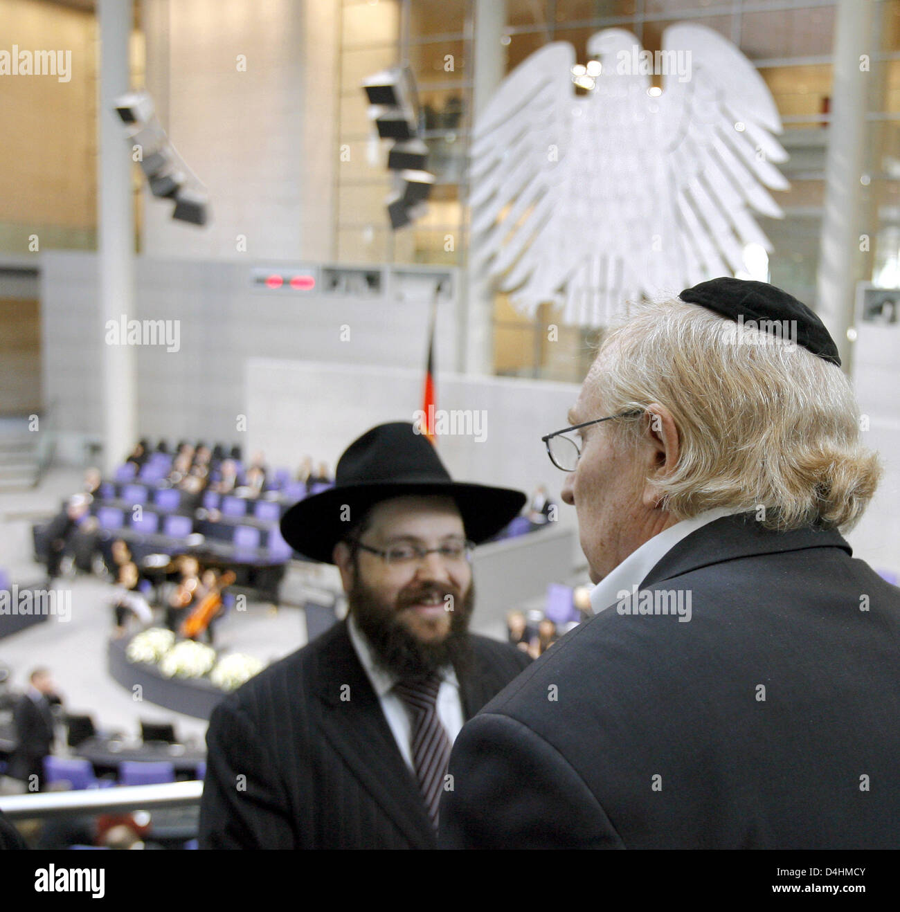 Rabbis talk as the German Bundestag commemorates the victims of ...