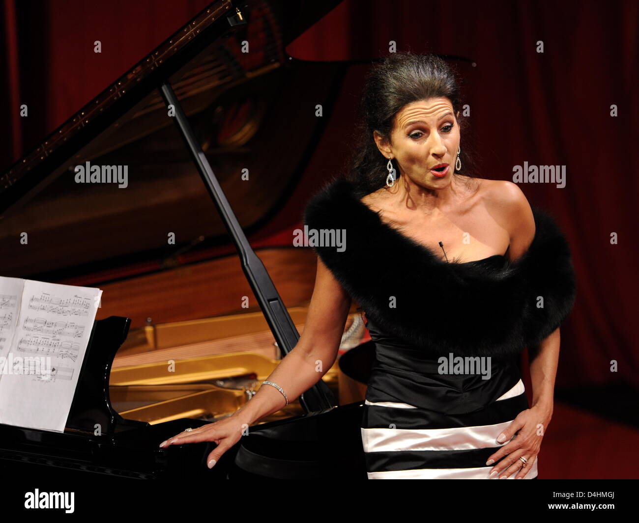 Italian soprano hi-res stock photography and images - Alamy