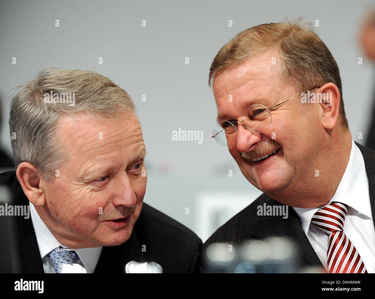Wendelin Wiedeking (R), CEO of Porsche, talks to Wolfgang Porsche (L ...