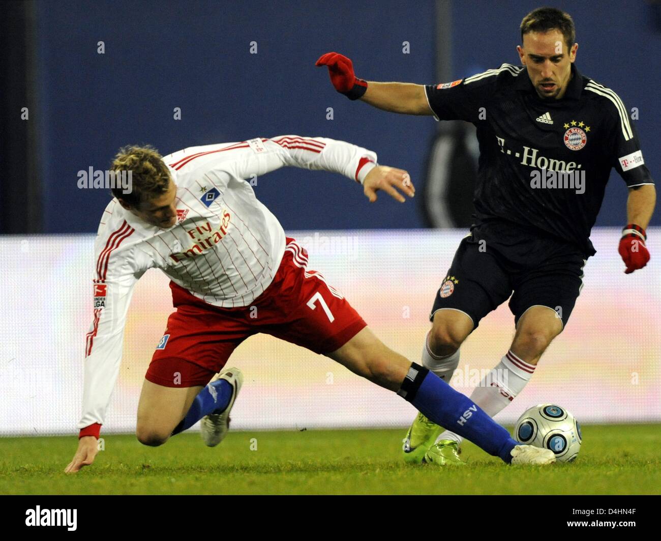 Hamburg?s Marcell Jansen (L) fights for the ball with Bayern?s Franck ...