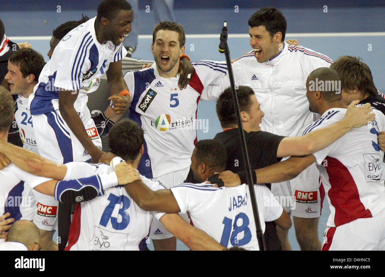 France?s players celebrate their team?s victory in the Handball World ...