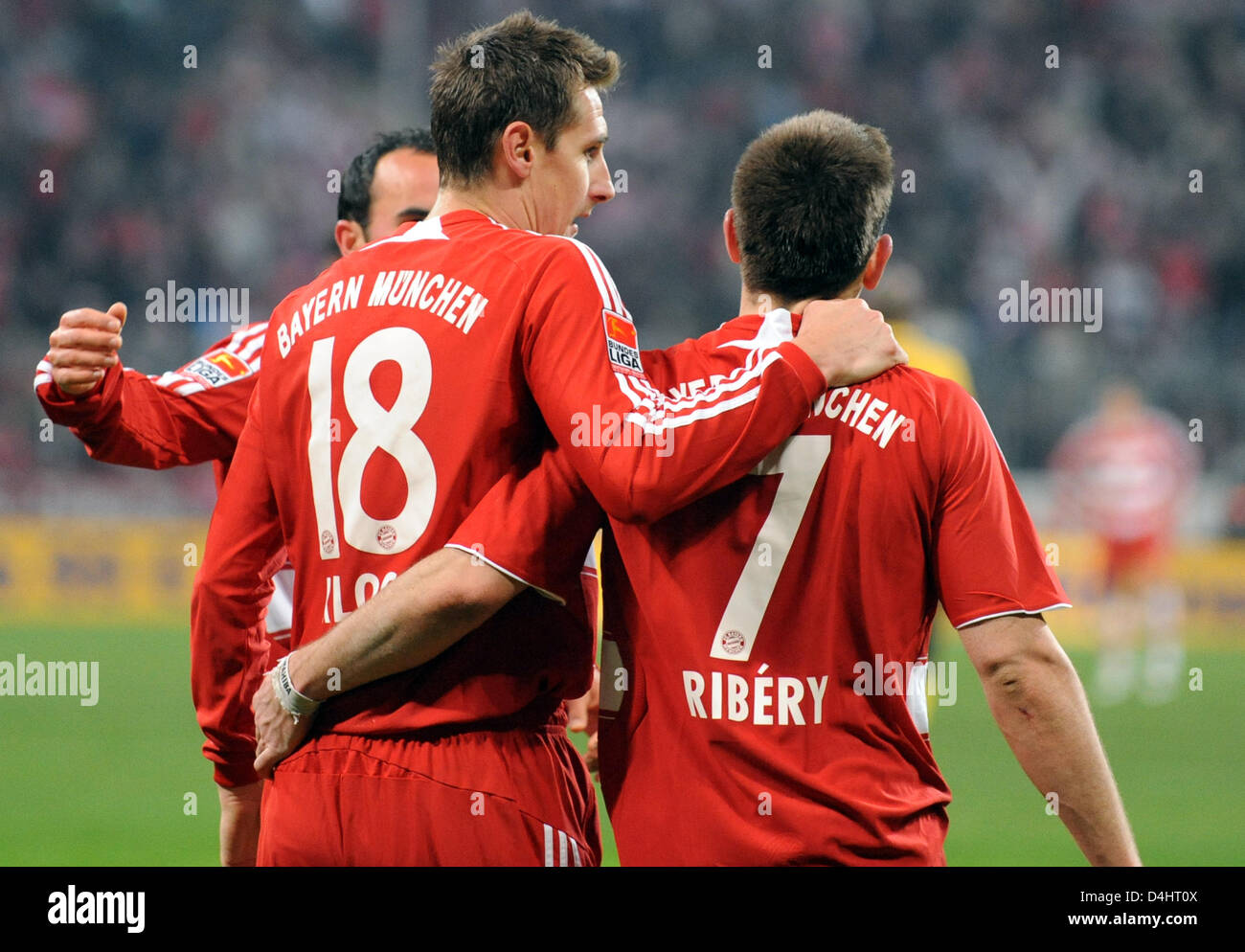 Munich?s scorer Miroslav Klose (L), Franck Ribery and Landon Donovan ...