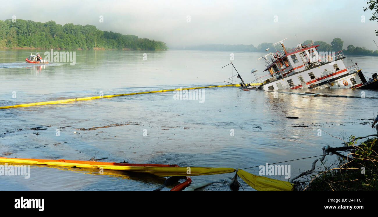 Grounding Boat High Resolution Stock Photography and Images - Alamy