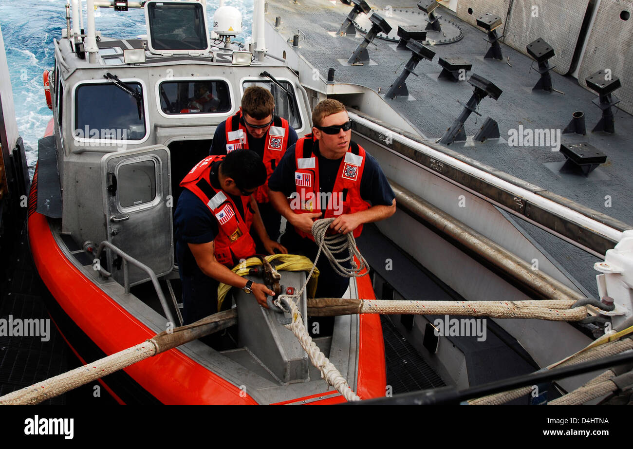 The National Security Cutter (NSC) Bertholf conducts an underway ...