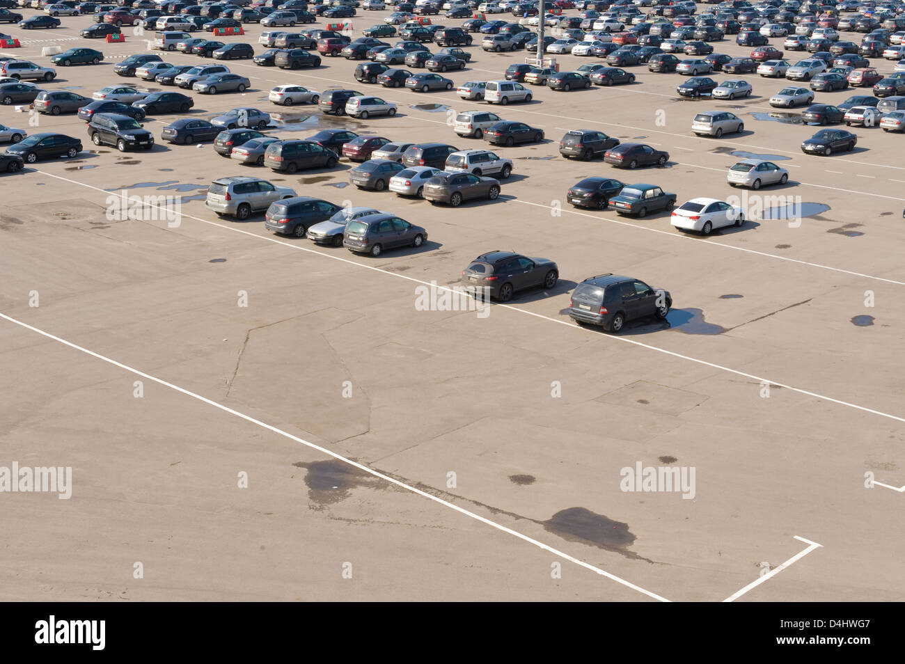 large car parking at shopping center in city Stock Photo - Alamy