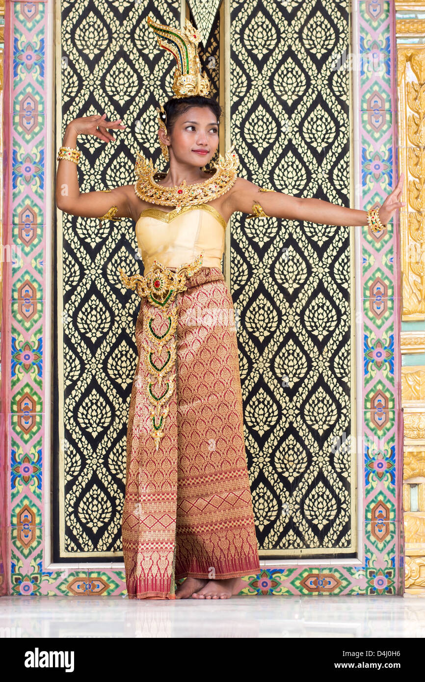 Dancers of the traditional Thai style Stock Photo - Alamy