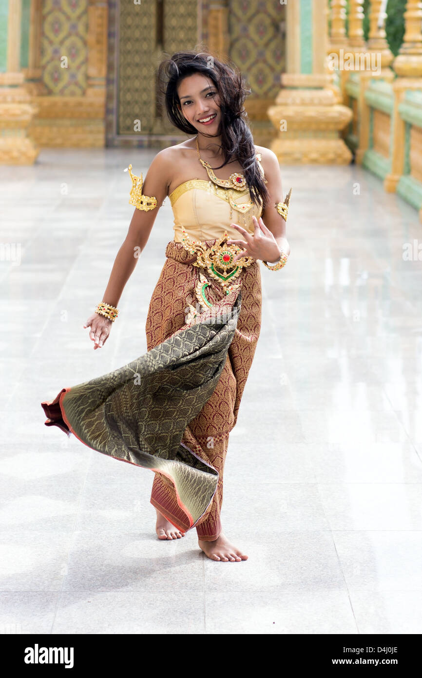 Dancers of the traditional Thai style Stock Photo - Alamy