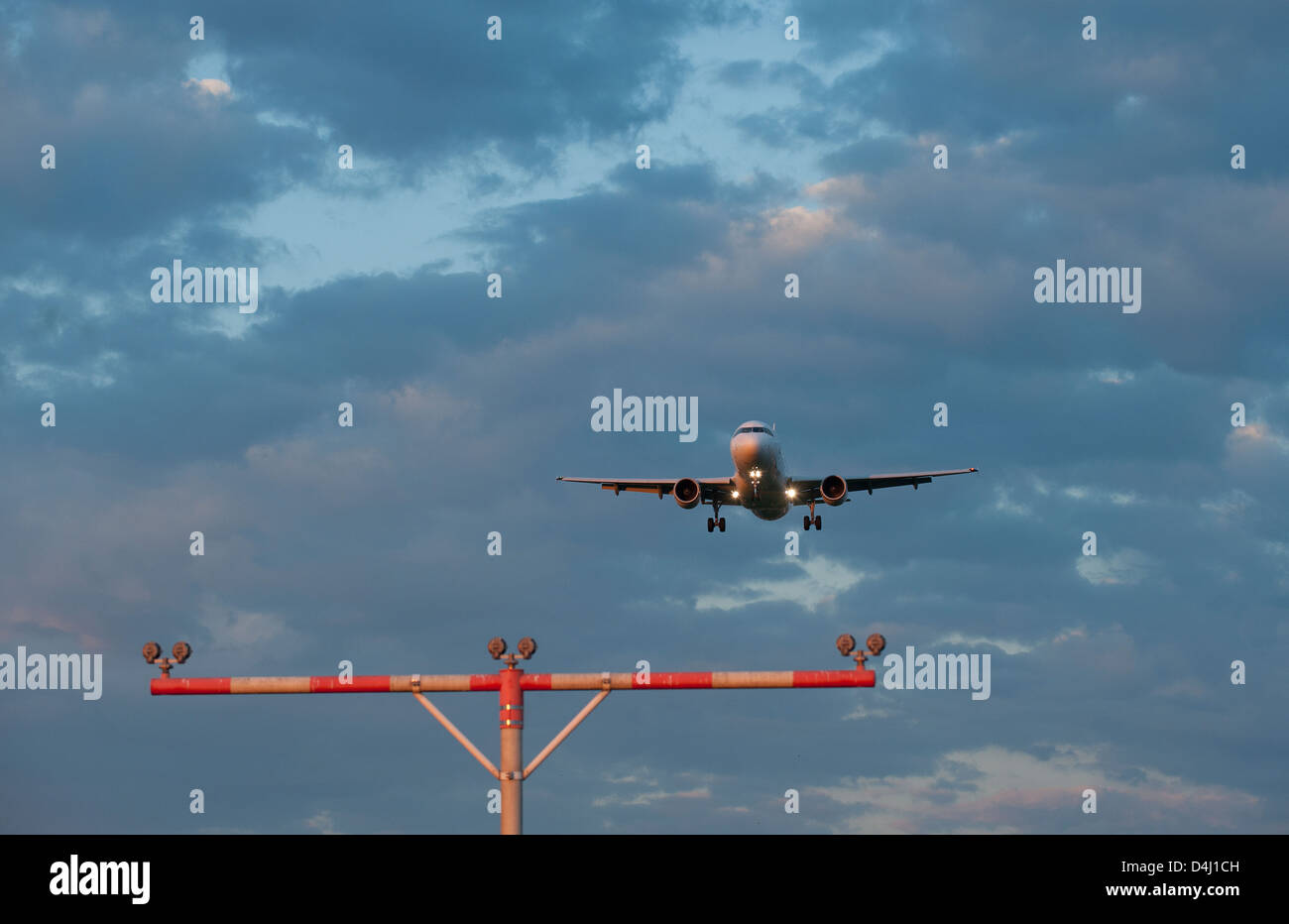 Aircraft runway approach hi-res stock photography and images - Alamy
