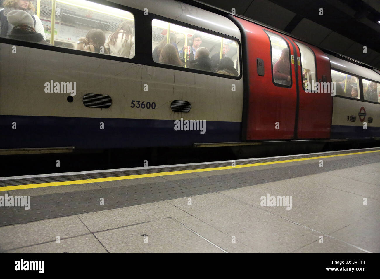 London underground tube carriage hi-res stock photography and images ...