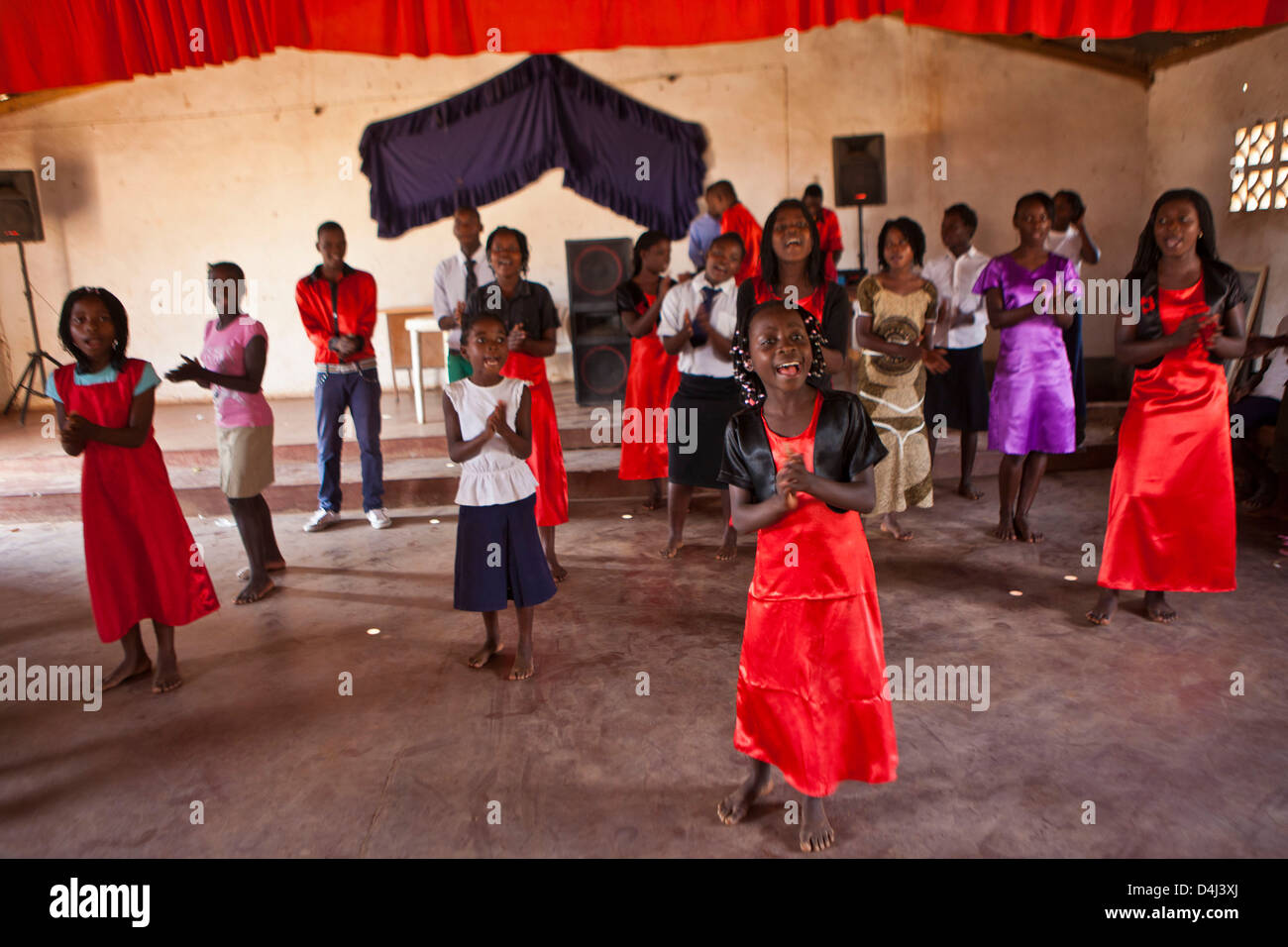Congregation singing at church hi-res stock photography and images - Alamy