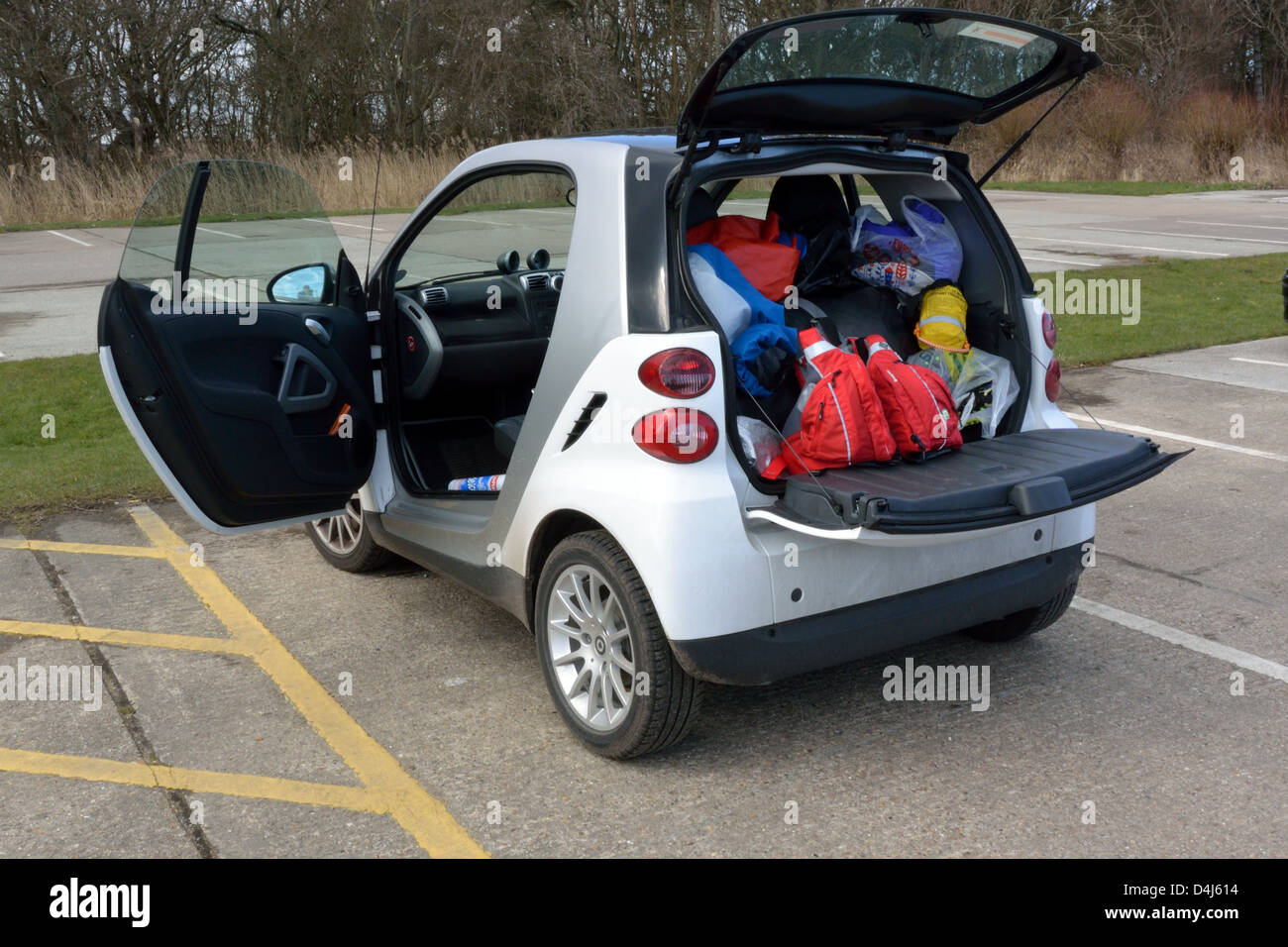 Smart Fortwo car packed with all the equipment you need to go canoeing ...