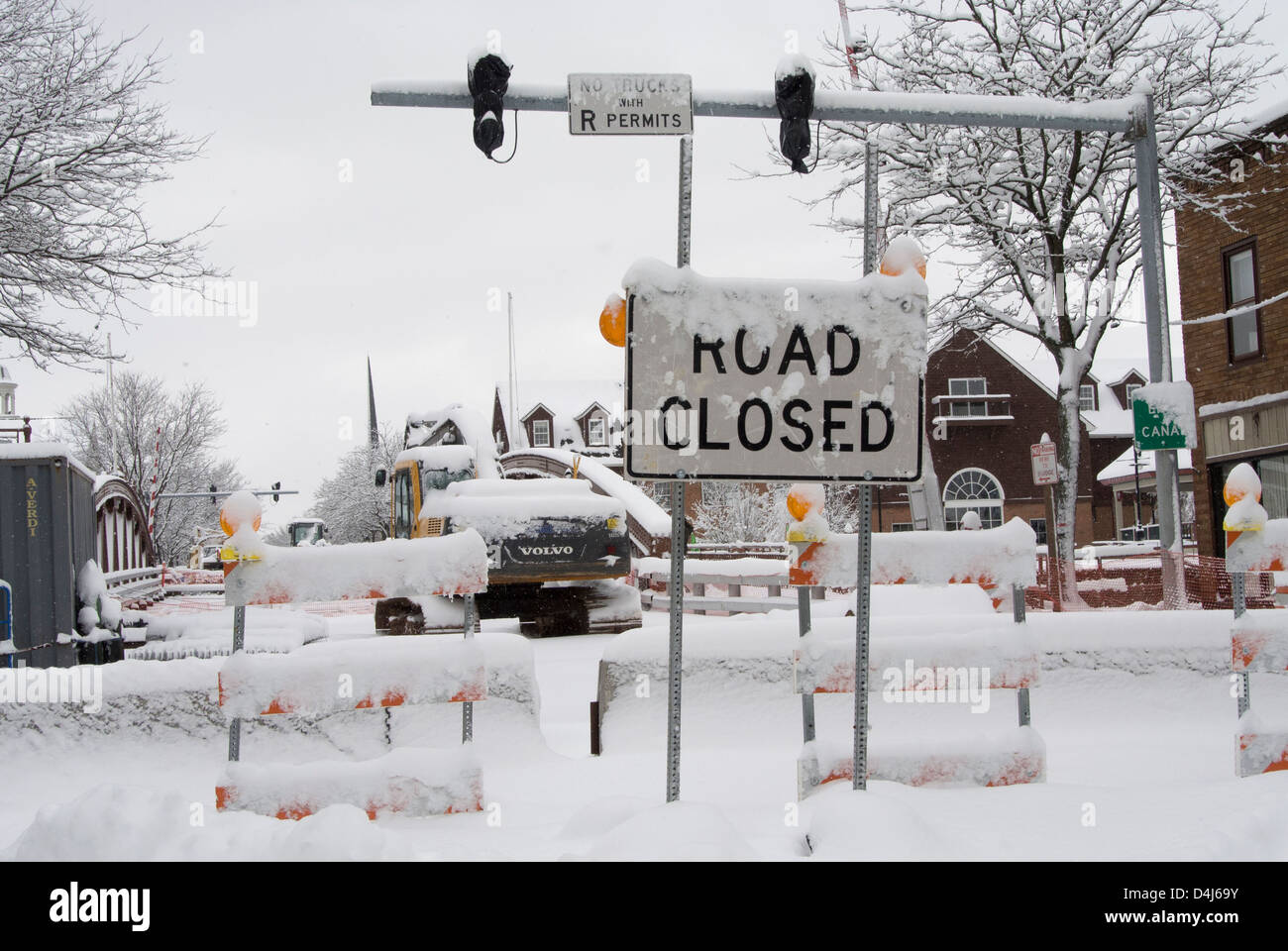 Road closed sign winter Stock Photo - Alamy