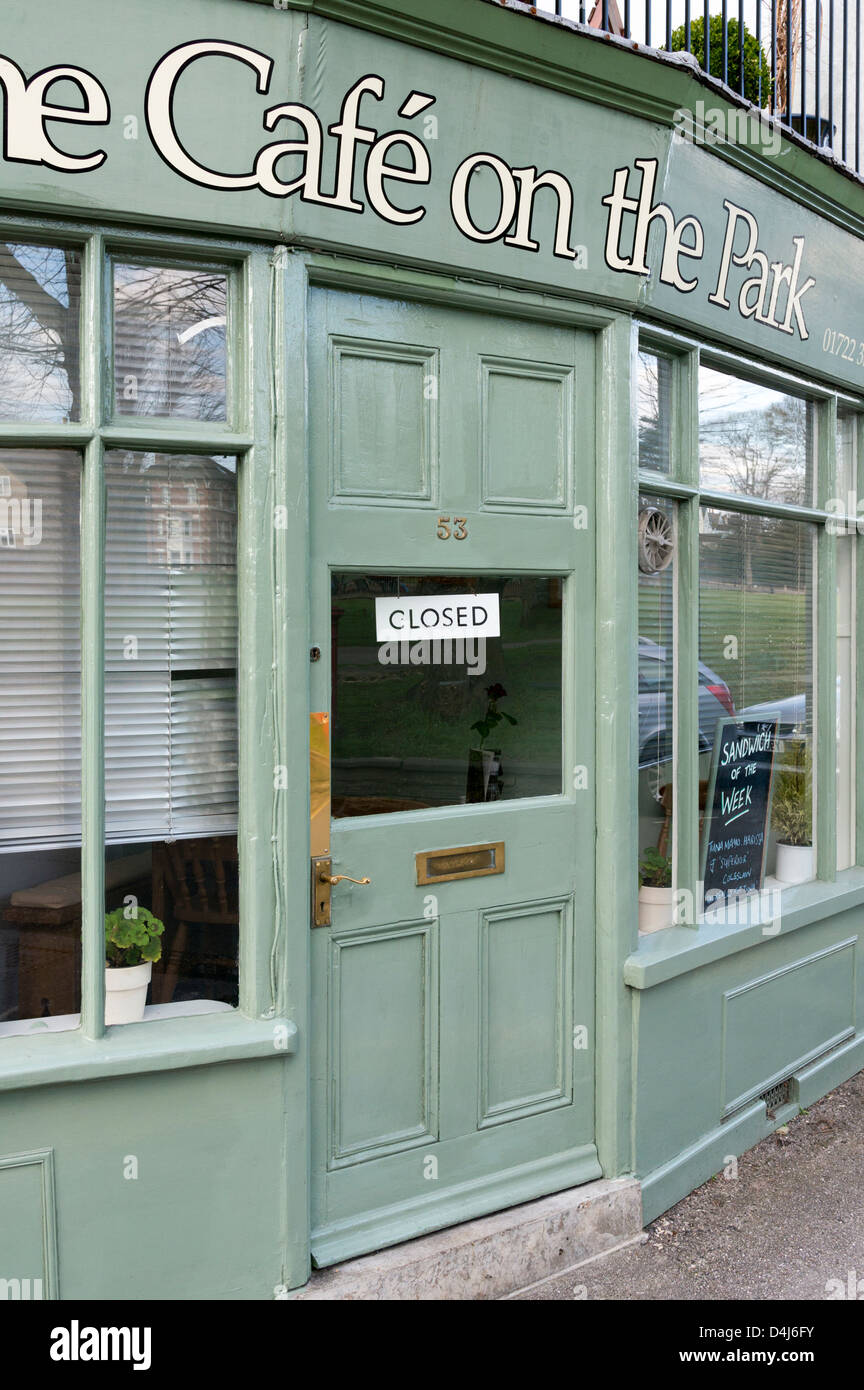 Cafe with closed sign hanging in the door window Stock Photo - Alamy