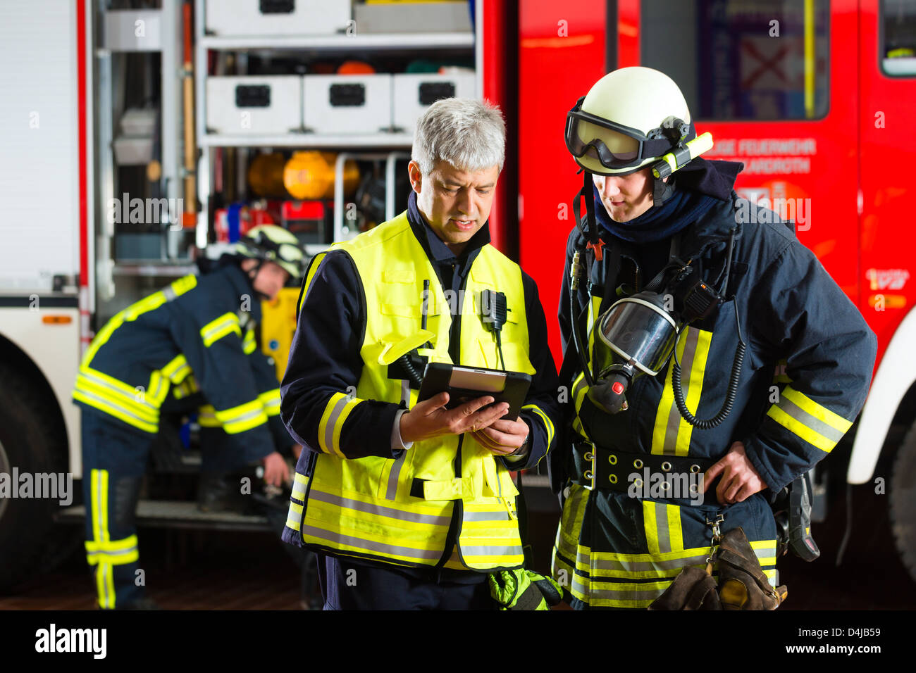 Fire brigade - Squad leader gives instructions, he used the Tablet ...