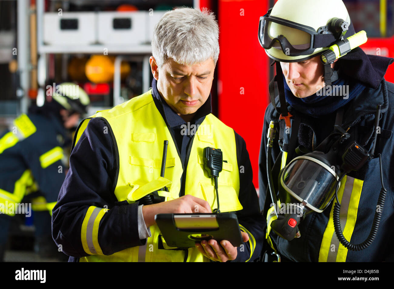 Fire brigade - Squad leader gives instructions, he used the Tablet ...