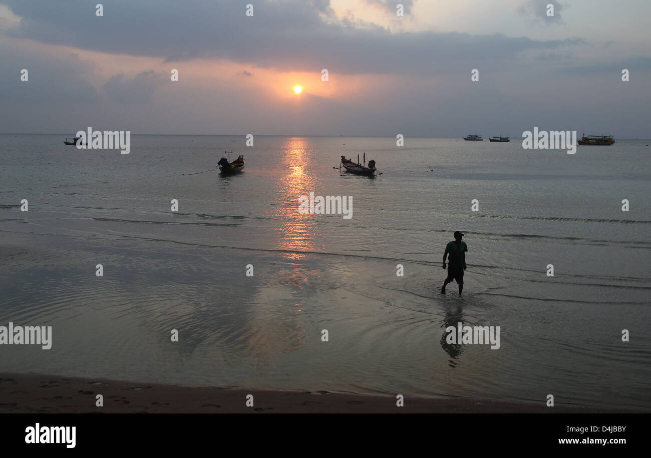 Sunset at Sairee Beach, Koh Tao, Thailand Stock Photo - Alamy