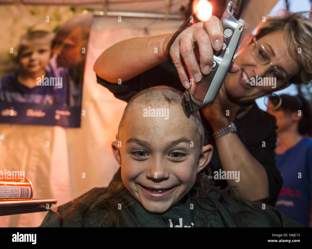 Shaving head fundraising hi-res stock photography and images - Alamy