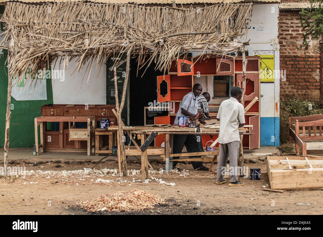 men at work, highway Nairobi Mombasa, Kenya, Africa Stock Photo - Alamy