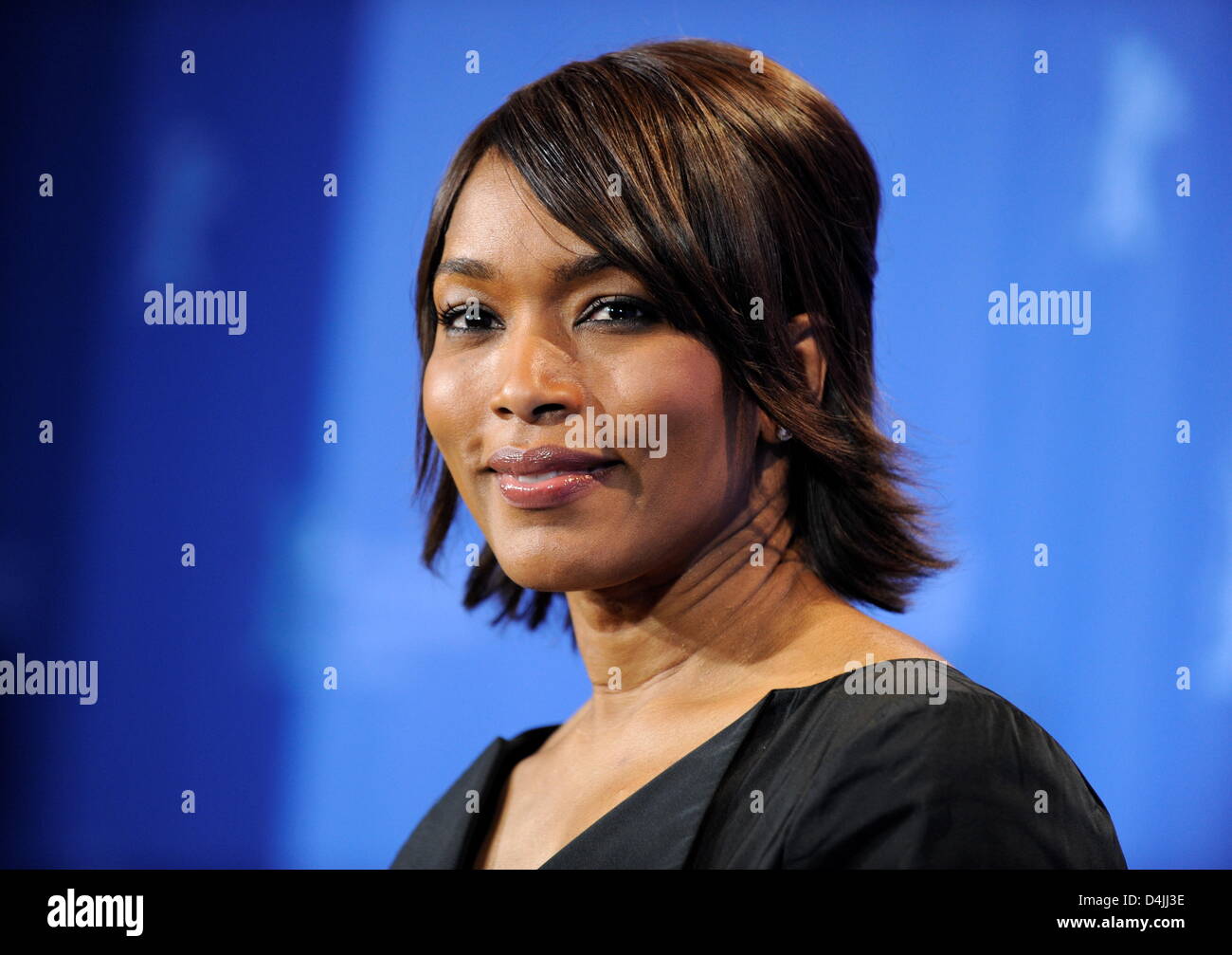 Us actress angela bassett poses hi-res stock photography and images - Alamy