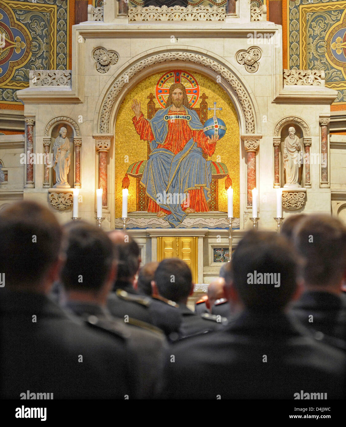 German Bundeswehr soldiers commemorate the victims of the 1945 Dresden ...