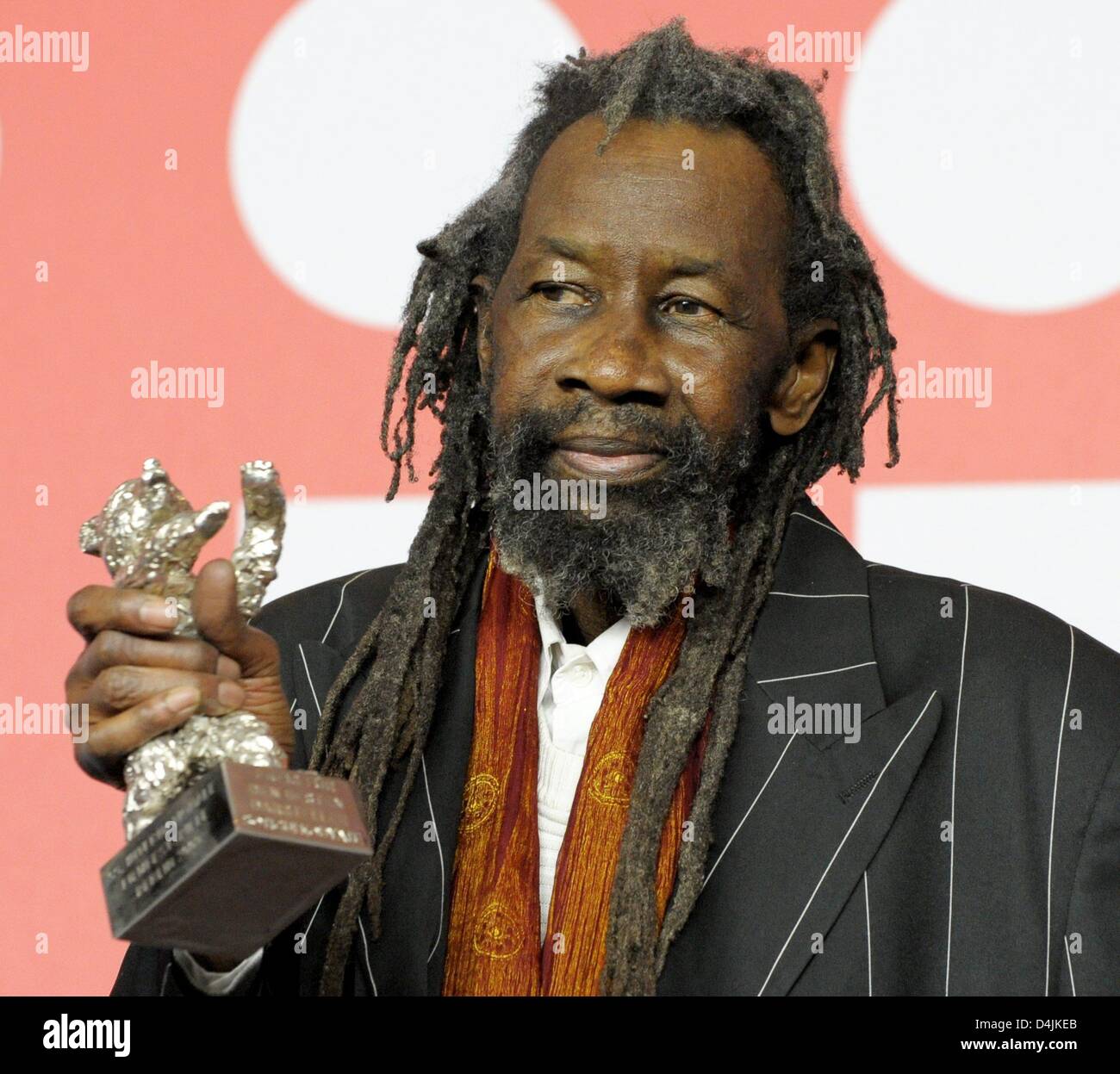 Mali actor Sotigui Kouyate poses with his Silver Bear for Best Actor ...