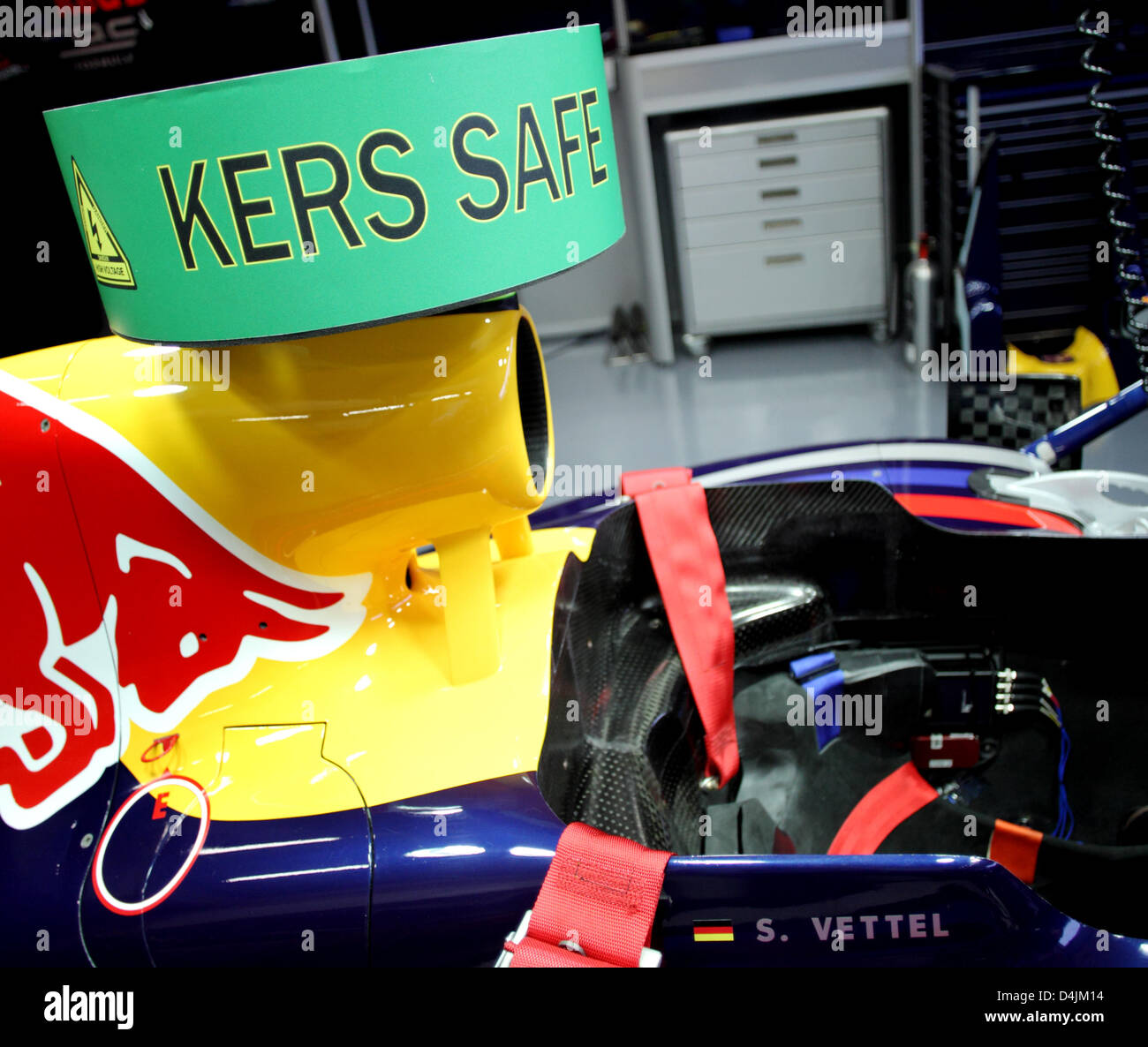 Red bull racing to sign hi-res stock photography and images - Alamy
