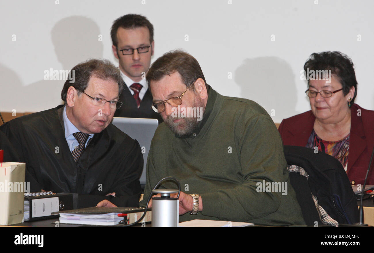 Werner M. (C) and Gabriele F.-M. (R) sit in the prisoner?s box next to ...
