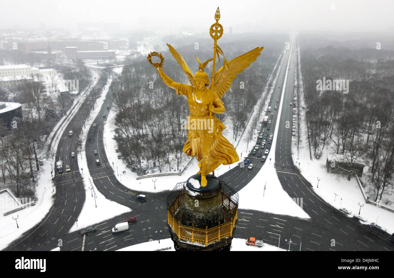 The Golden Victoria statue atop of the ?Siegessaeule? (victory column ...