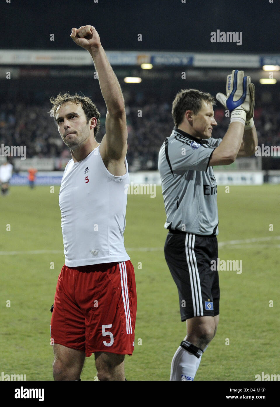 Hamburg?s Joris Mathijsen (L) and goalkeeper Frank Rost celebrate after ...