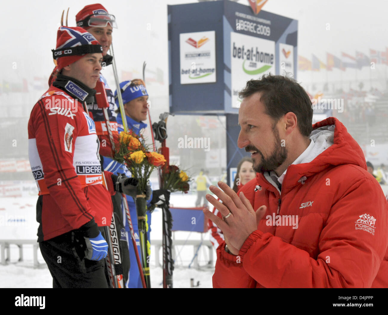 Norway?s Crown Prince Haakon (R) applauds next to gold medalist Norway ...