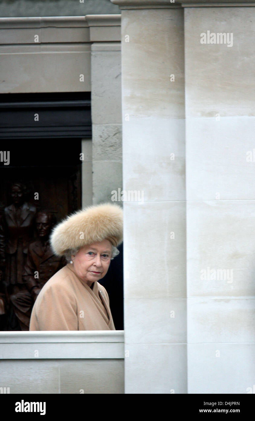Queen Elizabeth II. attends the unveiling of the Queen Mother Memorial ...