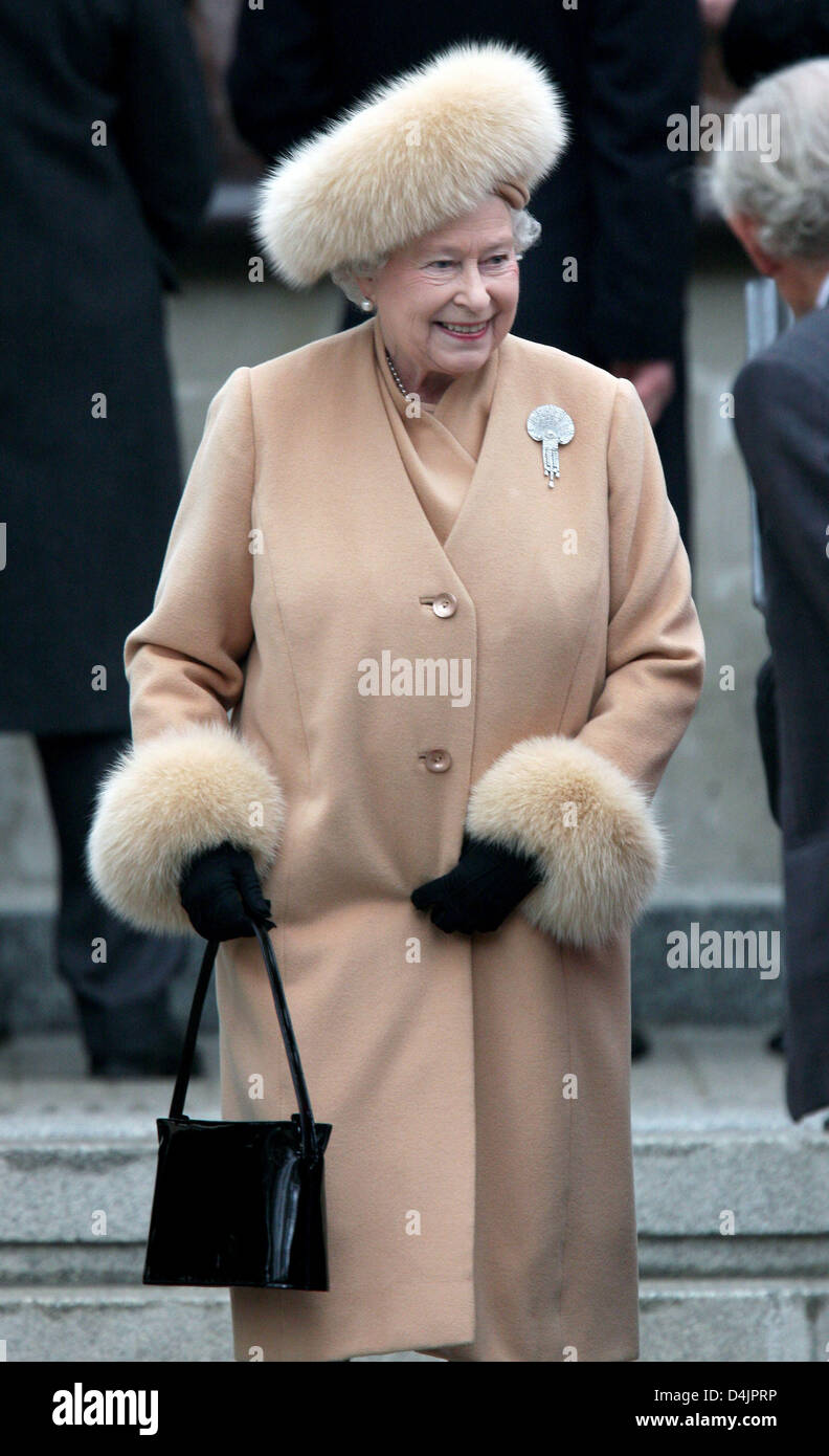 Queen Elizabeth II. attends the unveiling of the Queen Mother Memorial ...