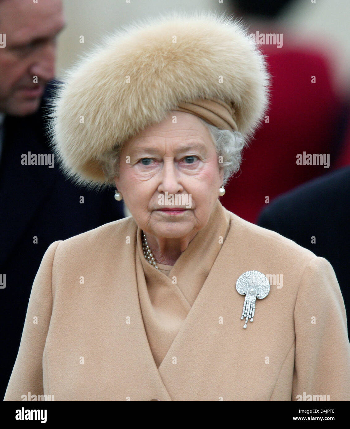Queen Elizabeth II. attends the unveiling of the Queen Mother Memorial ...