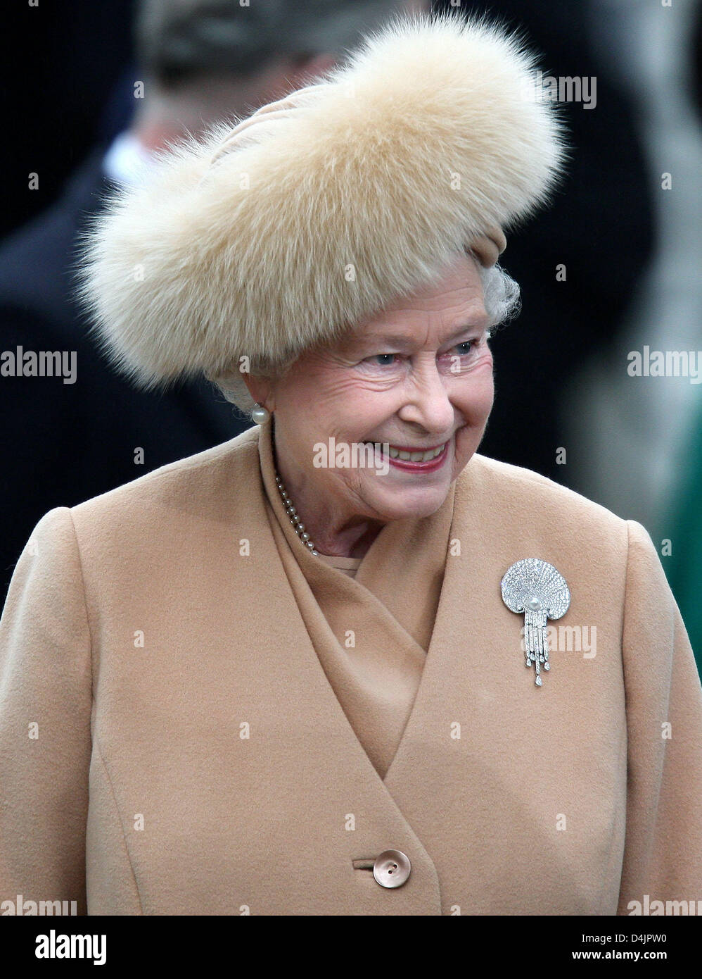 Queen Elizabeth II. attends the unveiling of the Queen Mother Memorial ...