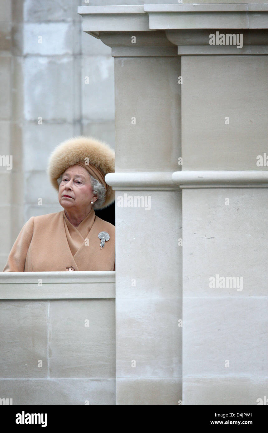 Queen Elizabeth II. attends the unveiling of the Queen Mother Memorial ...
