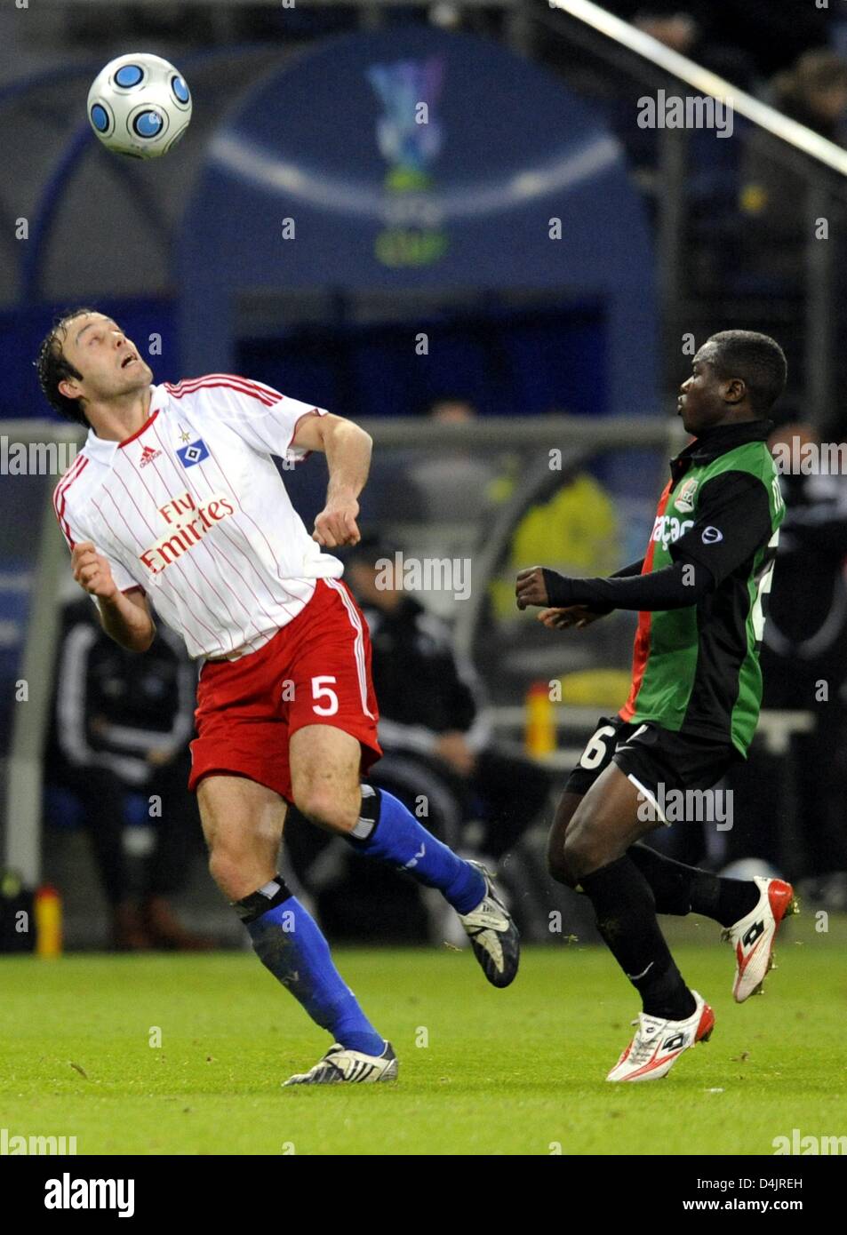 Hamburg?s Joris Mathijsen (L) fights for the ball with Nijmegen?s Saidi ...