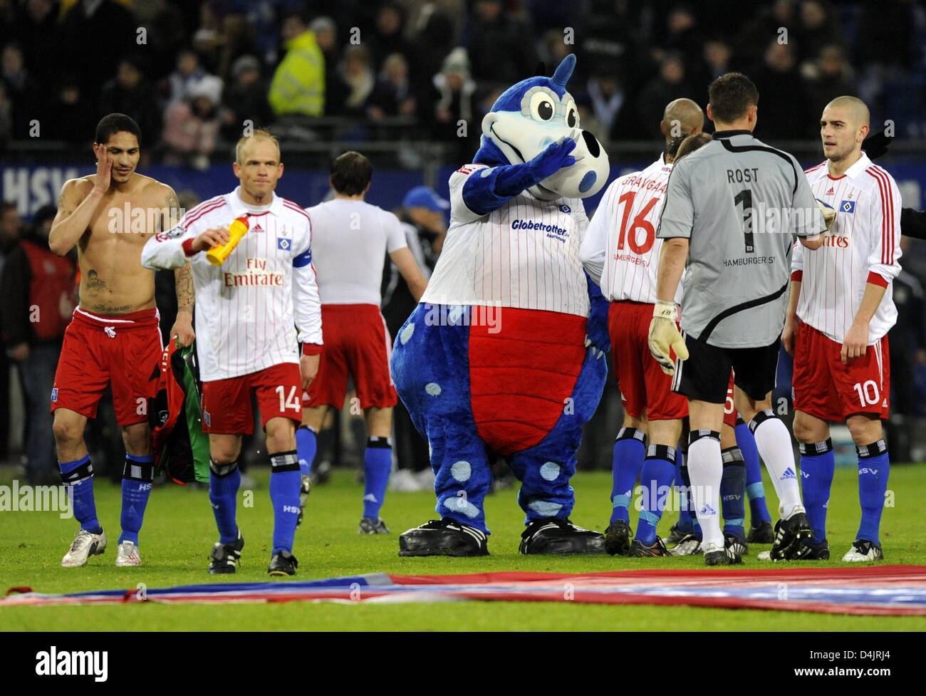 Hamburg?s Jose Paolo Guerro (L-R), David Jarolim, Michael Gravgaard ...