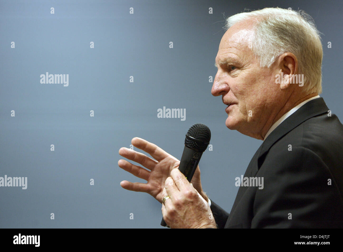 Craig Barrett, Chairman of Intel?s board of administration, speaks ...