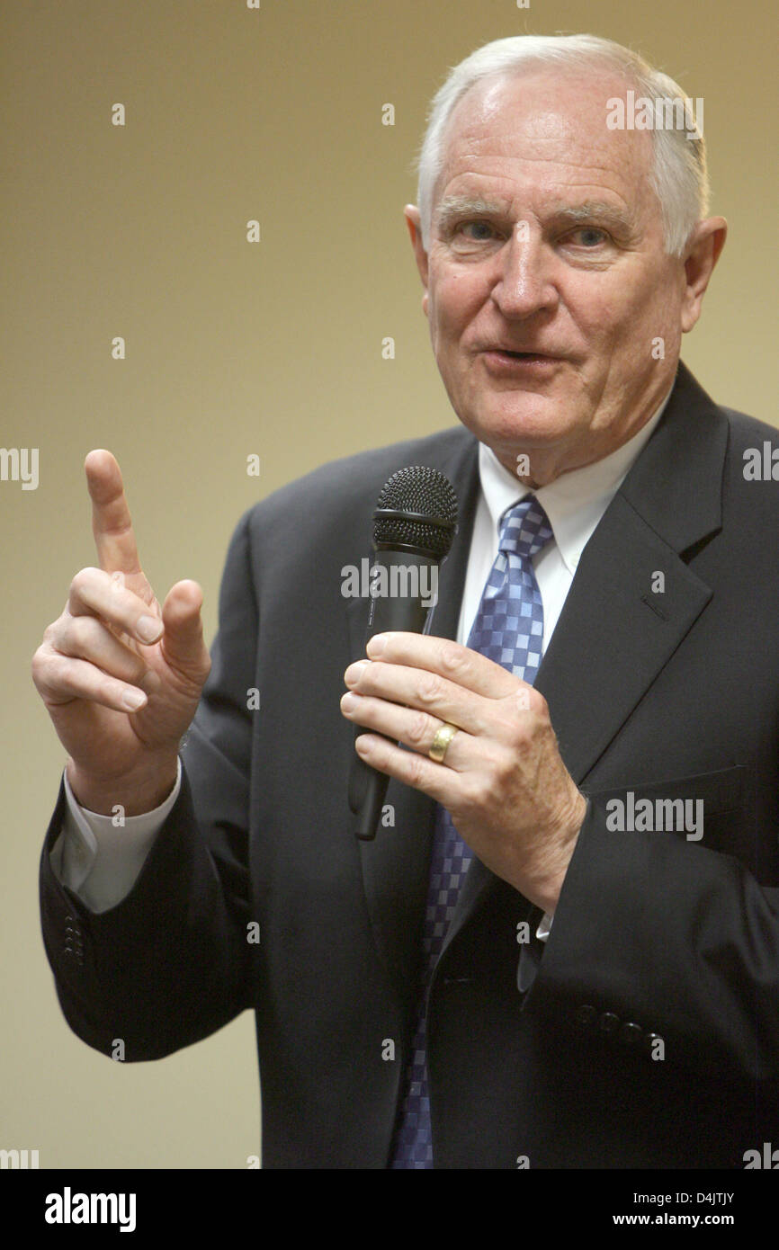 Craig Barrett, Chairman of Intel?s board of administration, speaks ...