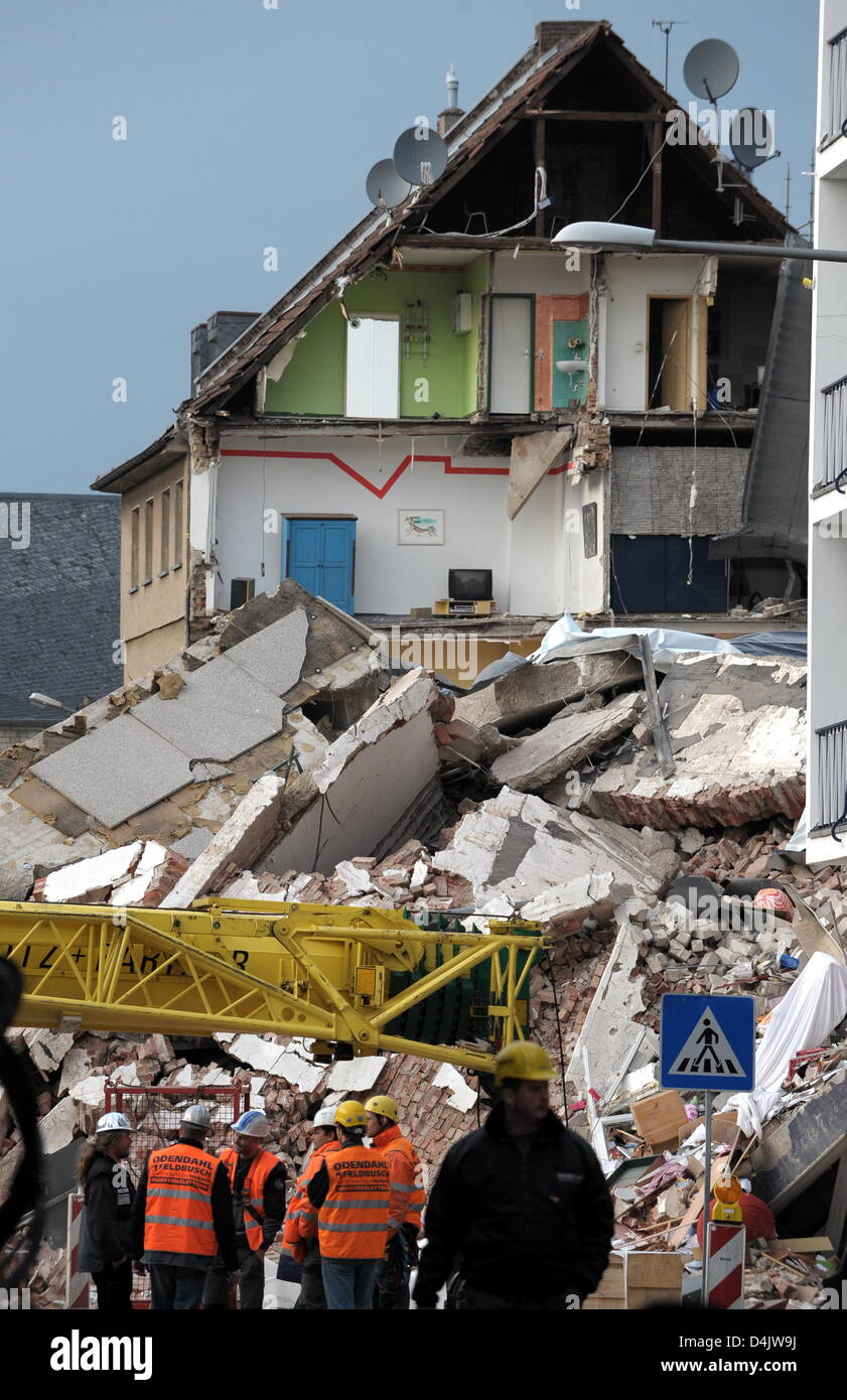 A rescue team prepares a crane in front of Cologne?s collapsed Historic ...