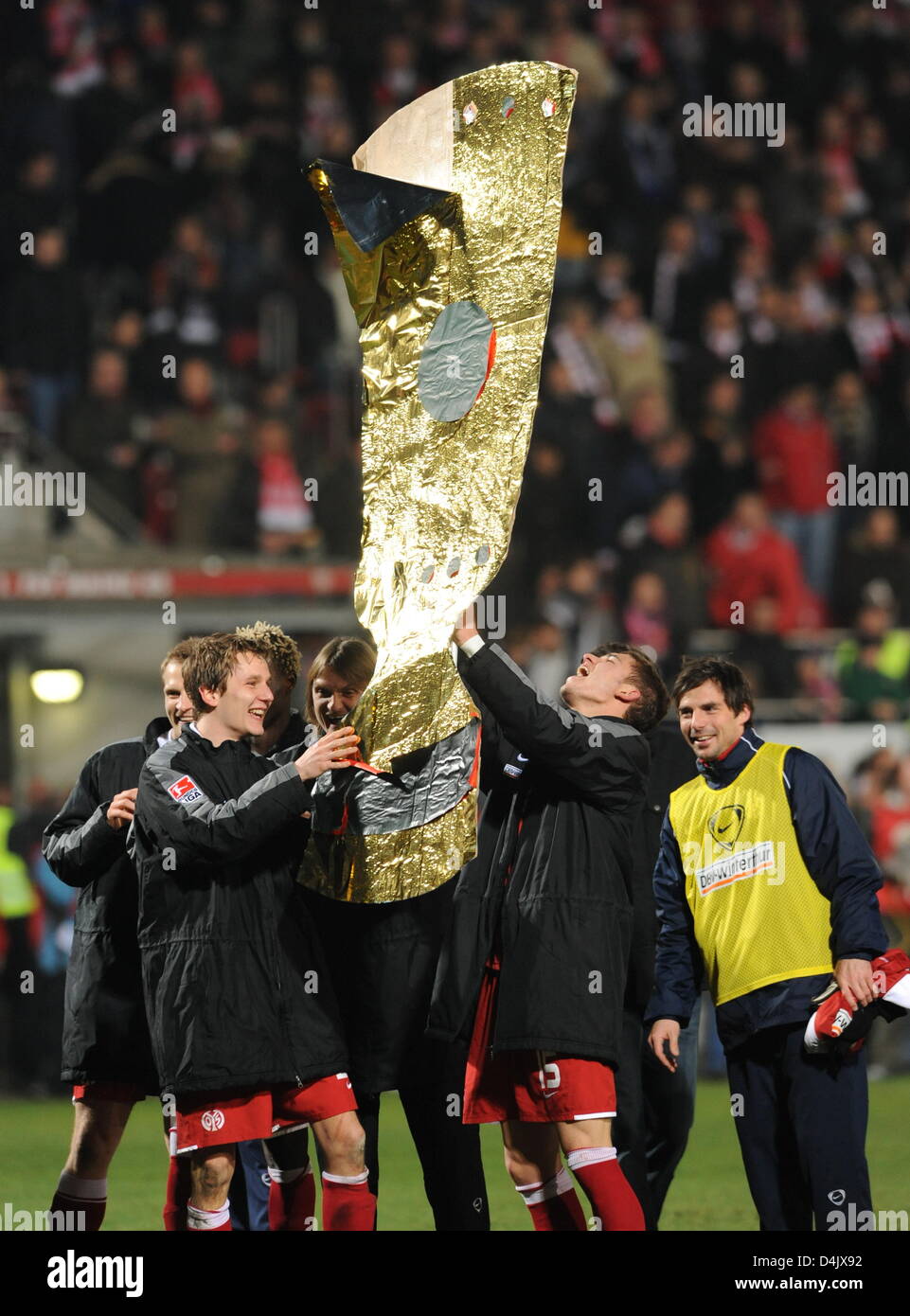 The players of Mainz 05 celebrate with a cardboard cup after the DFB ...
