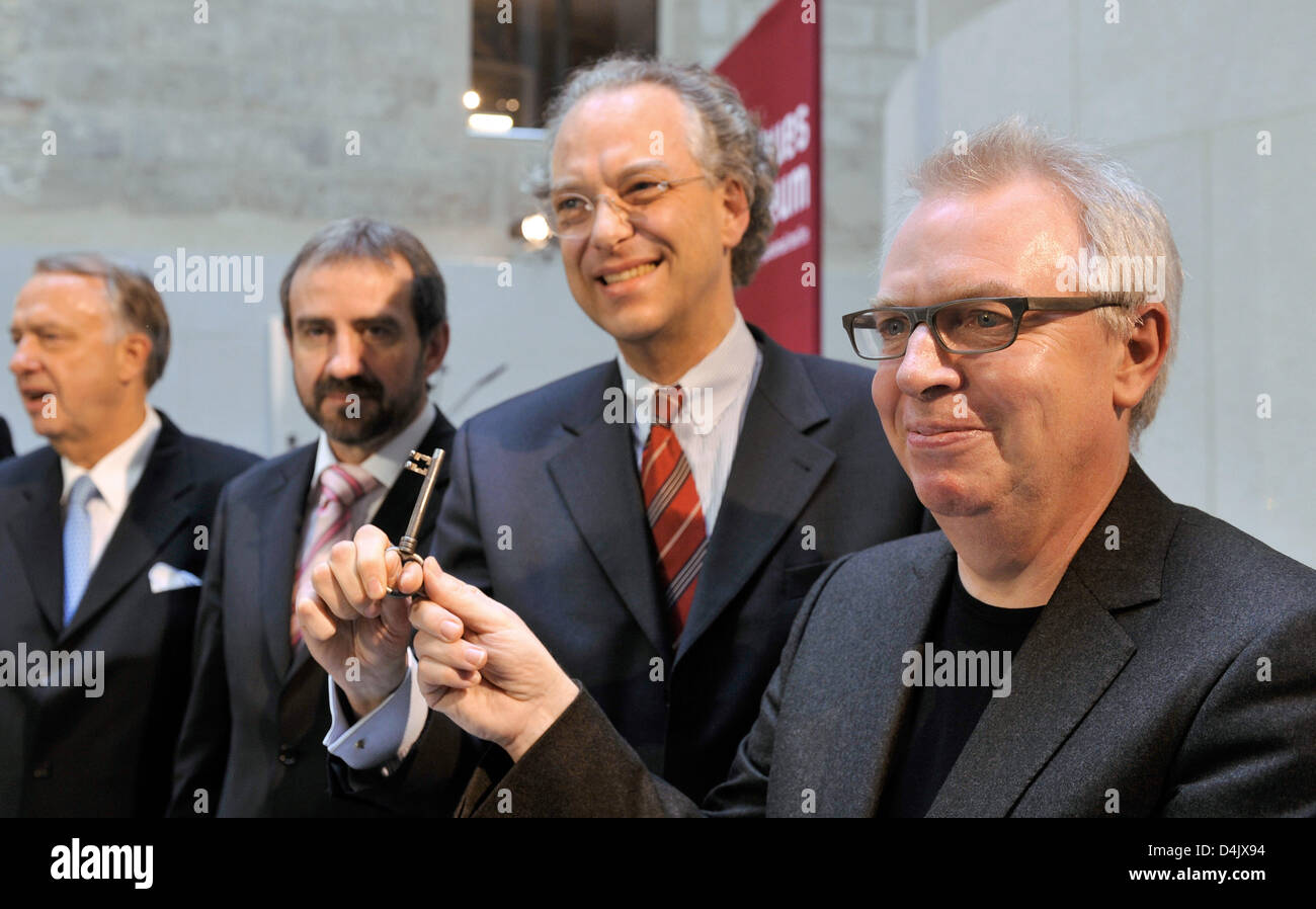 British architect David Chipperfield (R-L) hand over the key to ?Neues ...