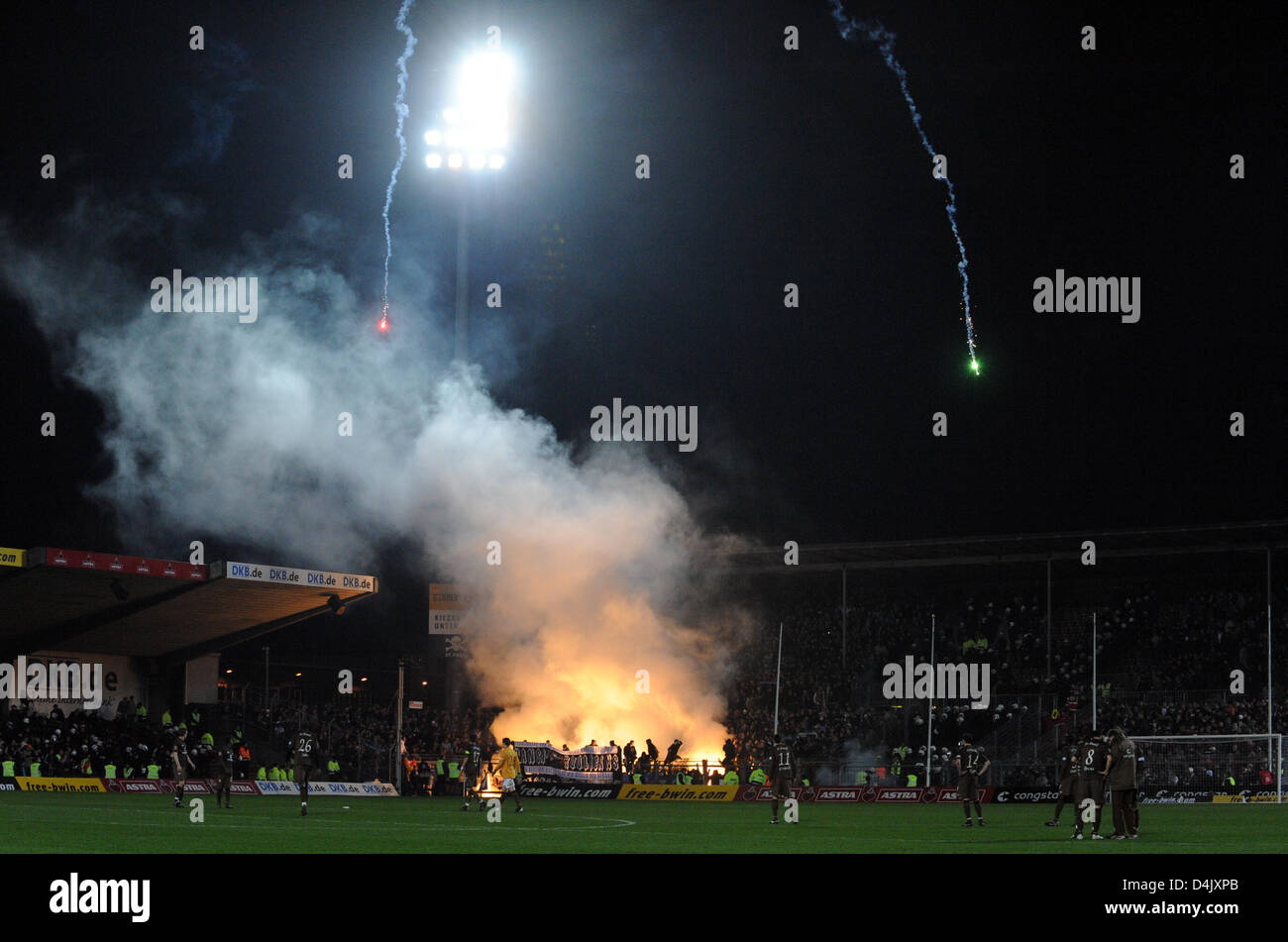 Fire services in stadium hi-res stock photography and images - Alamy