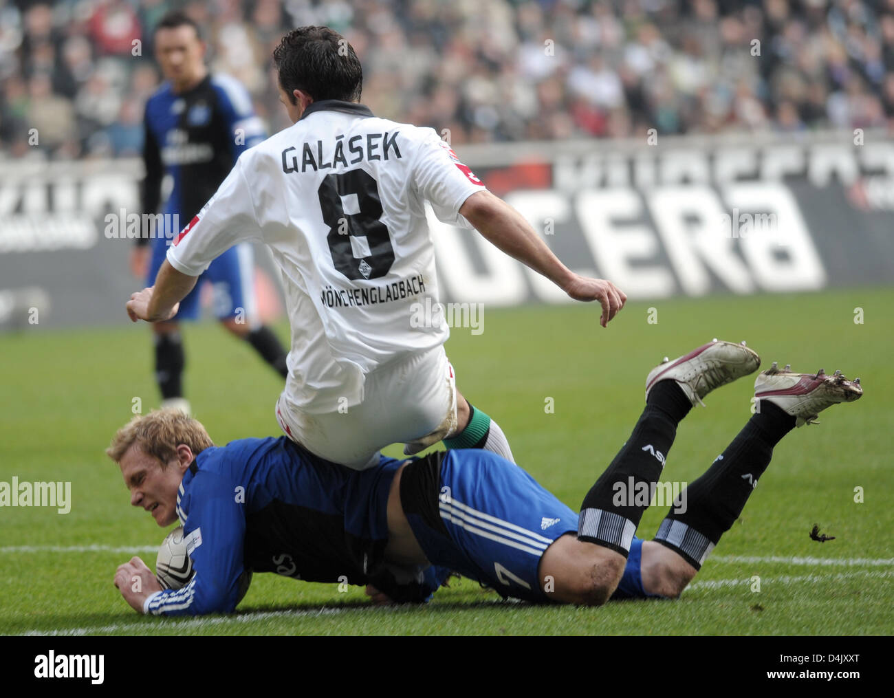 Moenchengladbach?s Tomas Galasek (top) falls over Hamburg?s Marcell ...