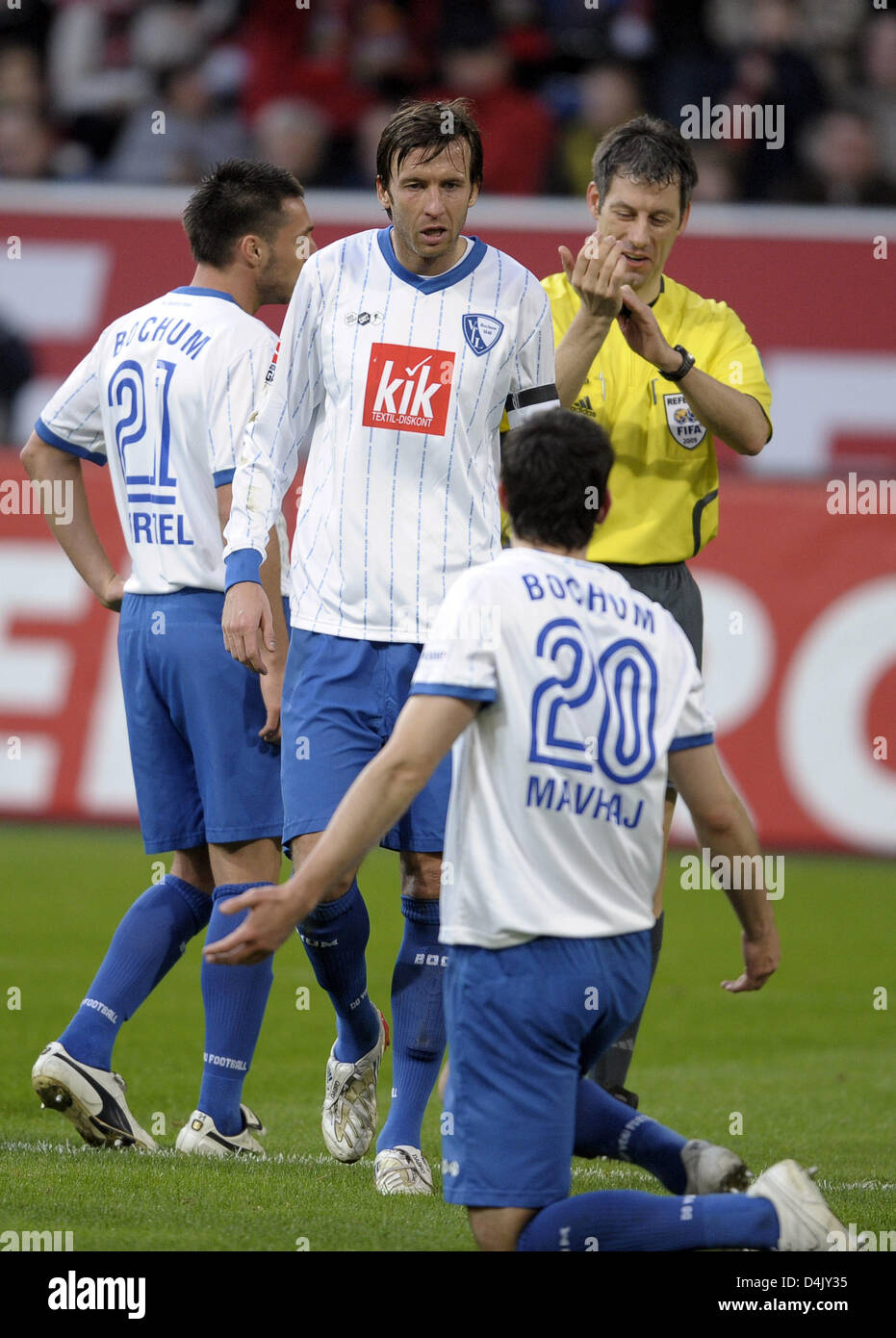 Bochum?s captain Christoph Dabrowski (C) scolds Mergim Mavraj (front ...