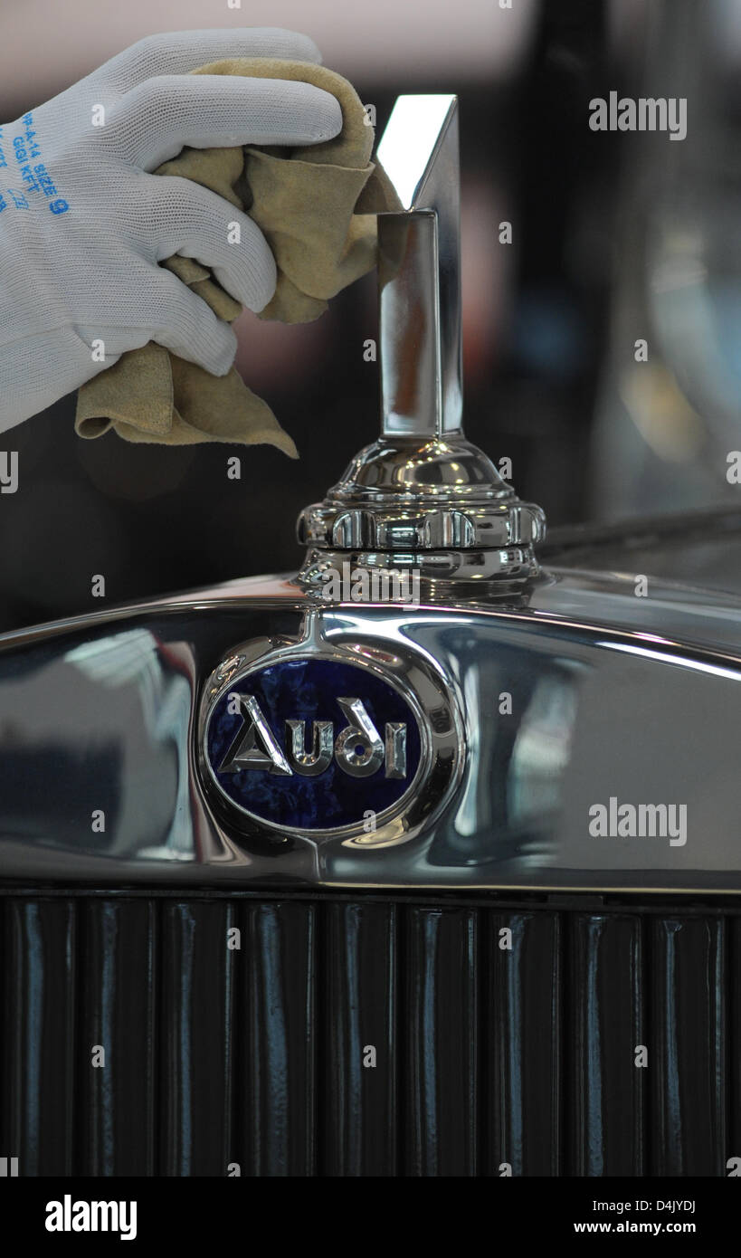 A staff member polishes the radiator mascot of an Audi Typ R ?Imperator ...