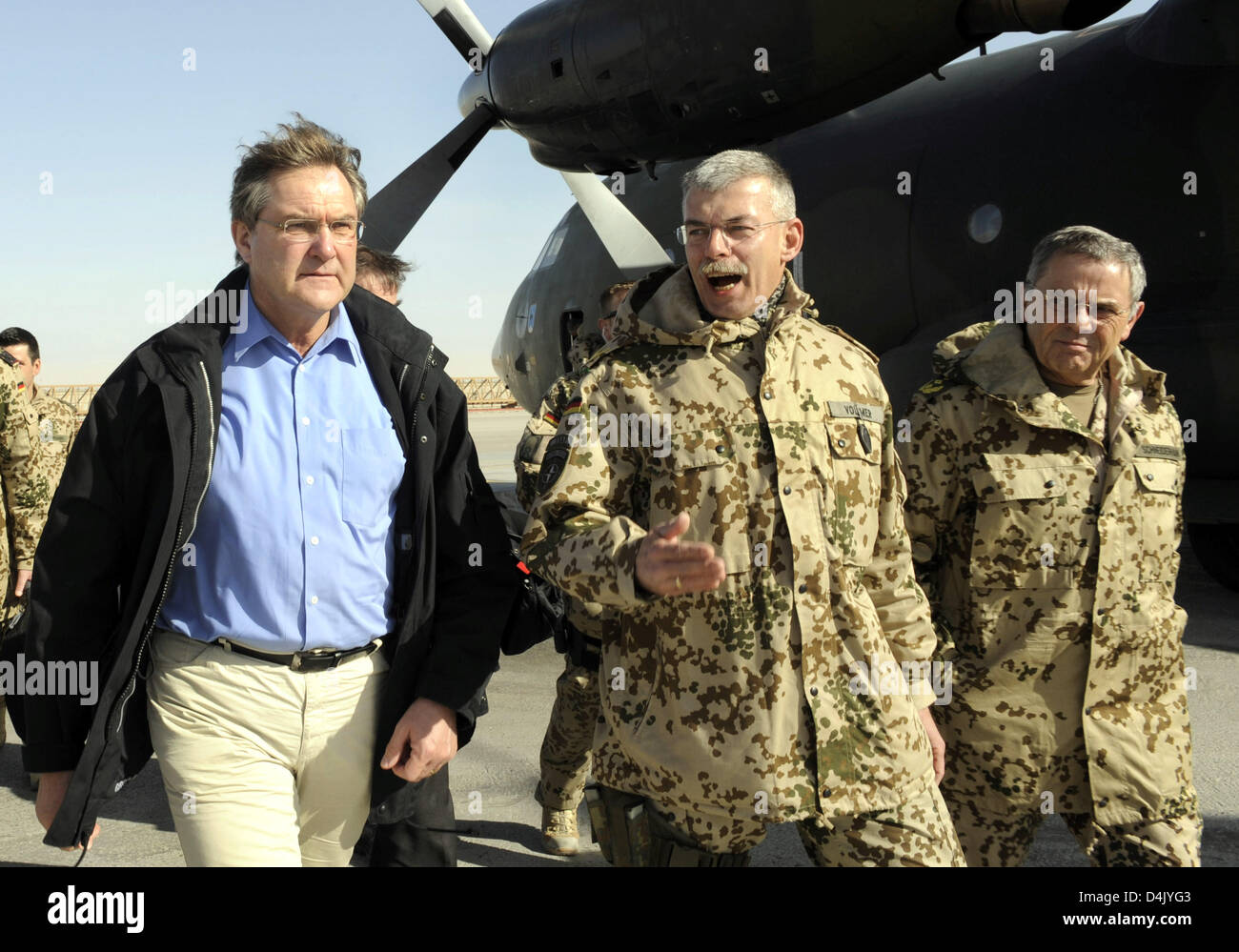 German Defence Minister Franz Josef Jung (L-R), ISAF-Commander North ...