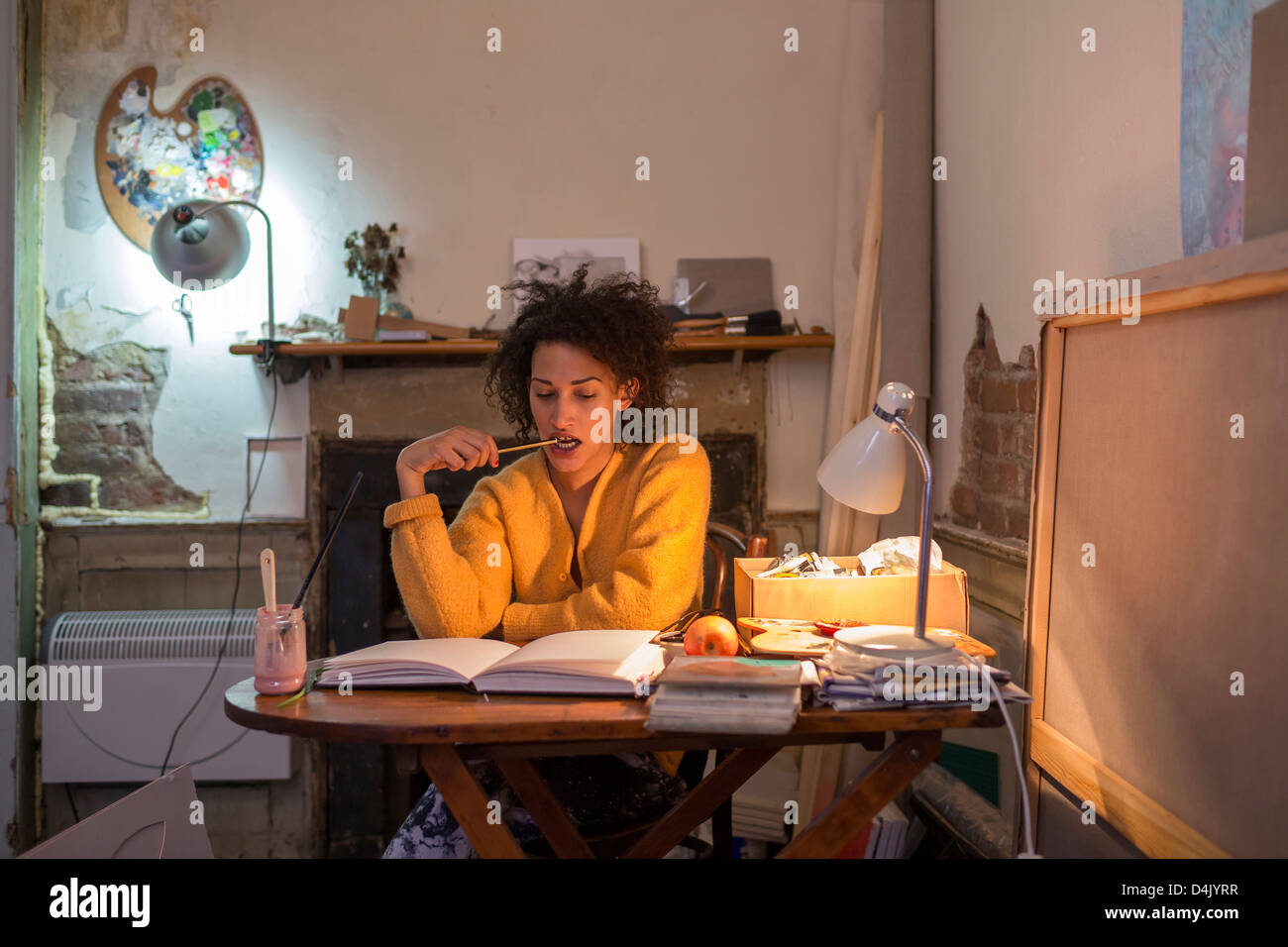 Female reading book art hi-res stock photography and images - Alamy