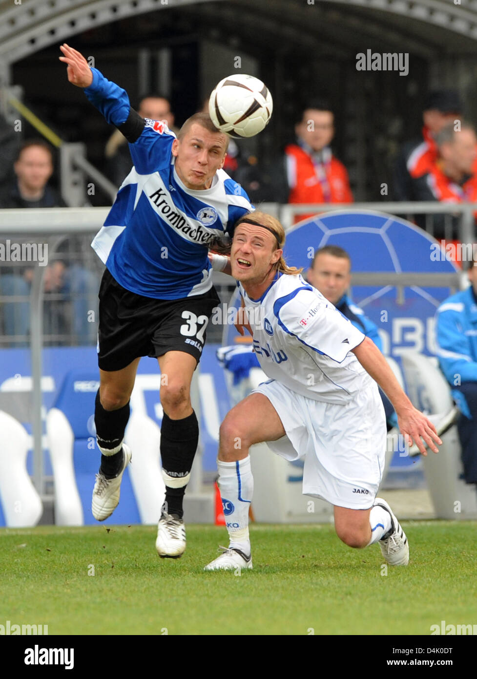 Karlsruhe?s Marco Engelhardt (R) and Bielefeld?s Robert Tesche seen in ...